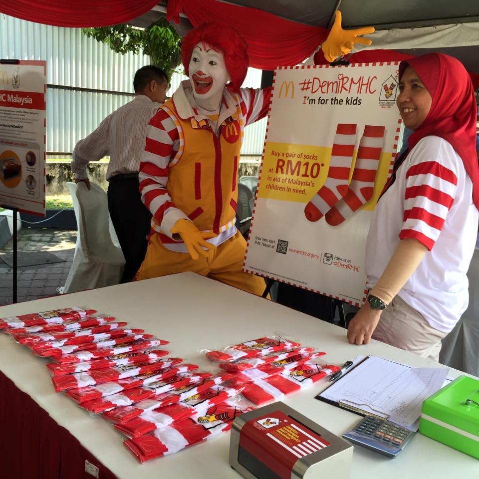 麦当劳红白袜子 RM10一双 - Leesharing