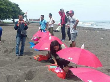 Kerobokan Beach, Offers Health Therapy Tour with Black Sand - Wisata ...