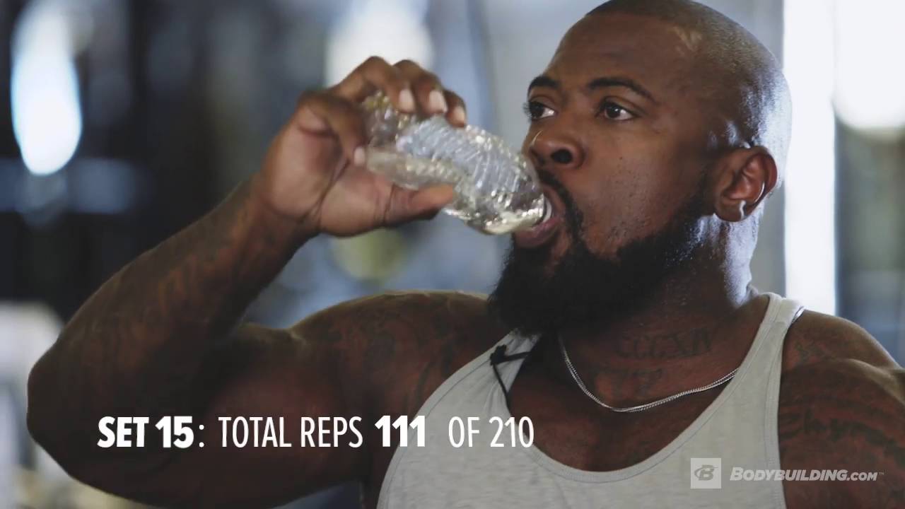 Mike Rashid soulève 110 kg en Développé couché pour 210 reps ! Methode ...