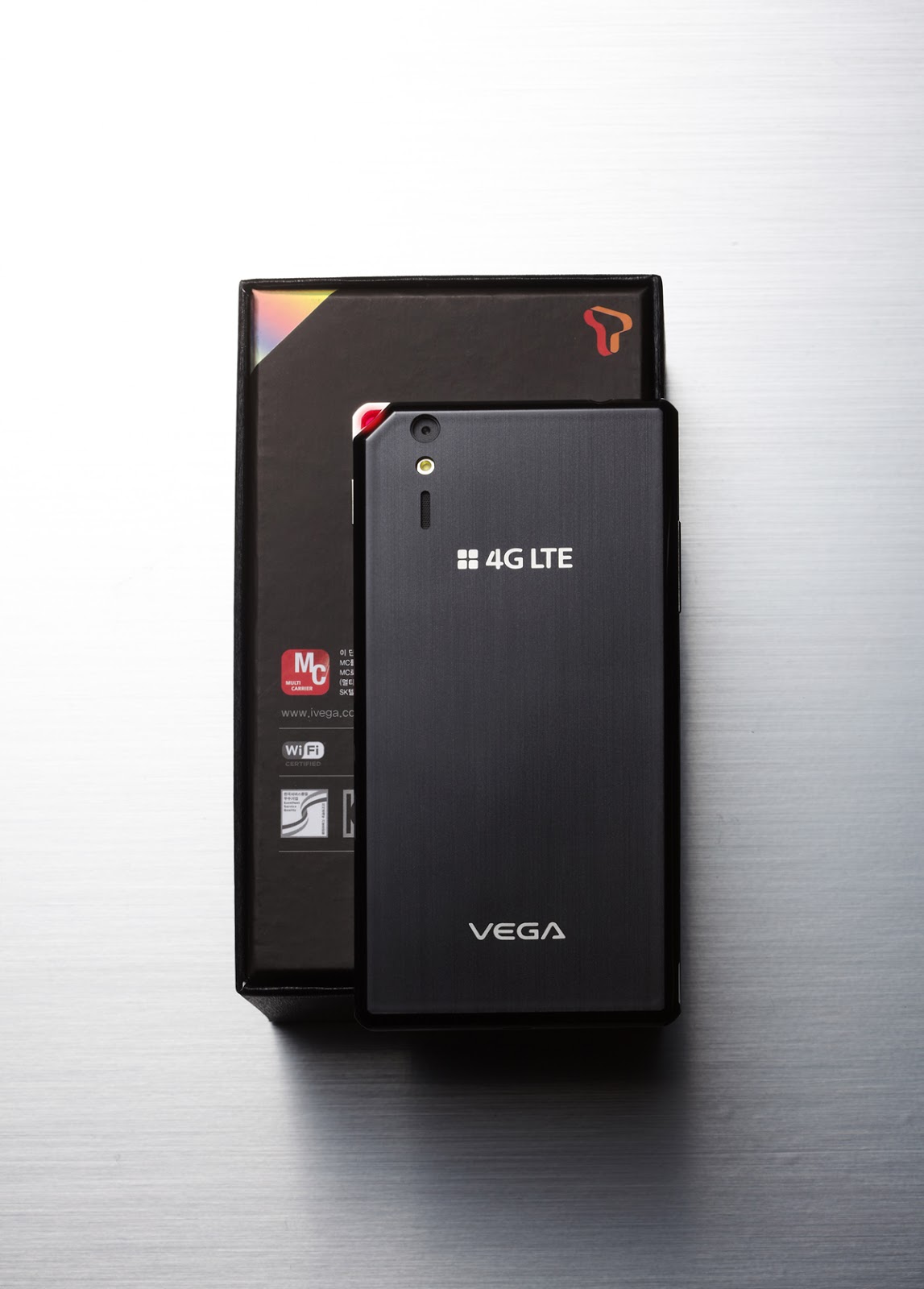 Pantech VEGA IRON Smartphone Packaging on Packaging of the World ...
