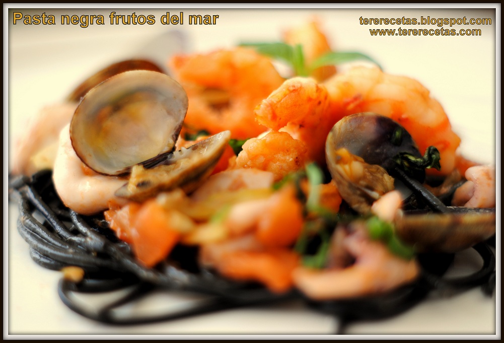 Pasta negra frutos del mar - Las Recetas de Tere