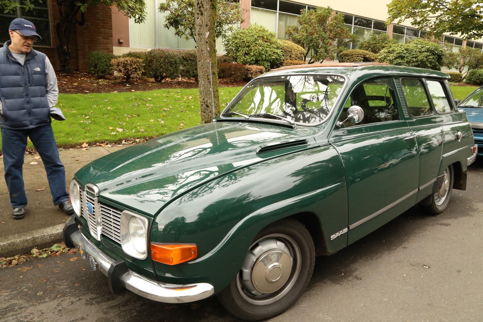 OLD PARKED CARS.: 1972 Saab 95.