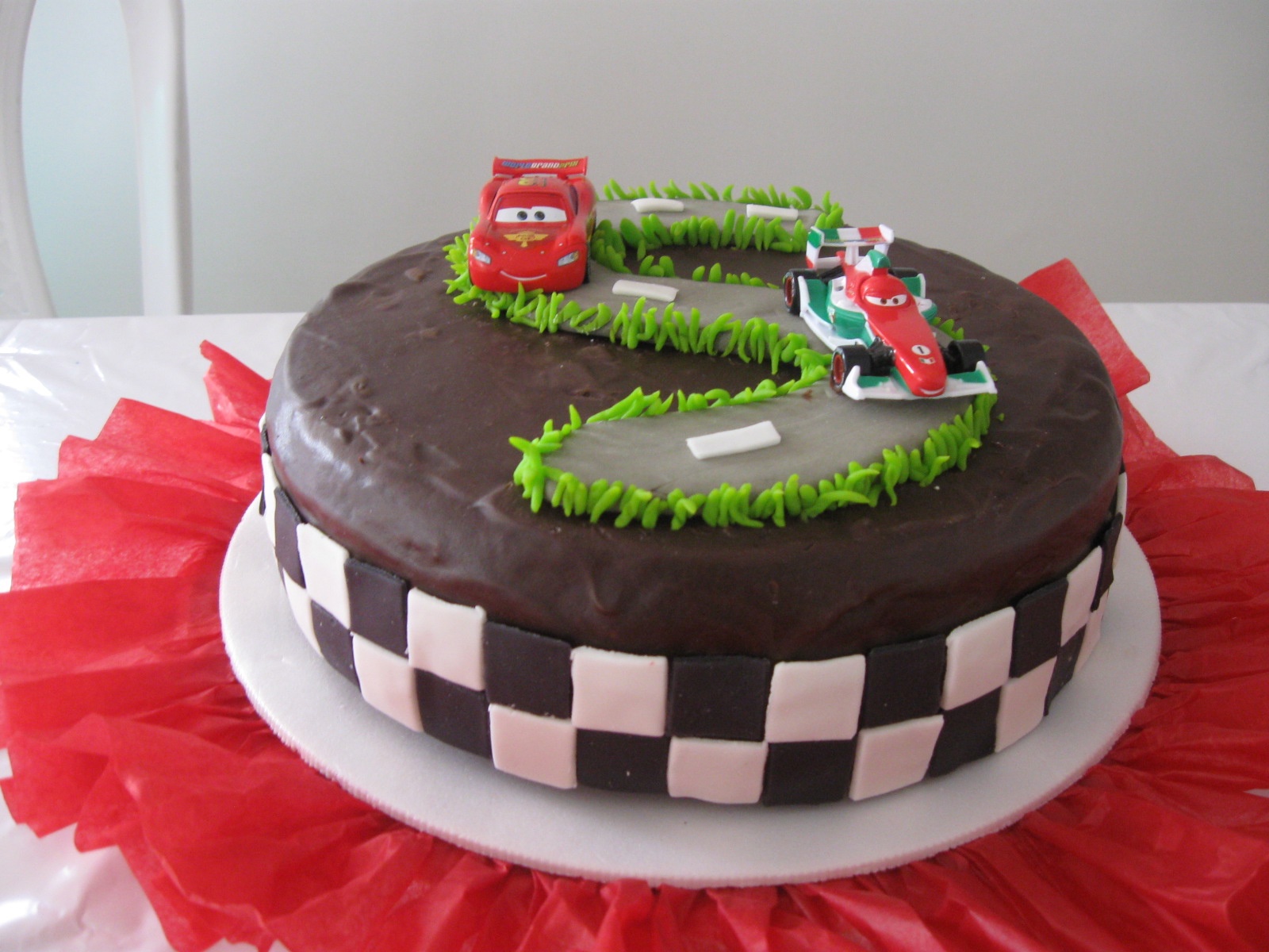 Ingrid Paramo Tortas y Postres: torta de chocolate motivo cars 2