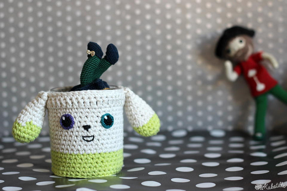 Maillalenvers: Cache-pot d'lapin (la maîtresse en maillot de bain !)