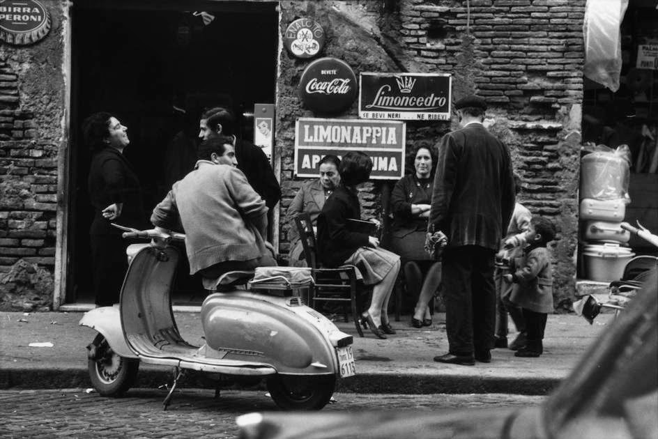 60 Amazing Photographs That Capture Street Scenes of Rome, Italy in the ...
