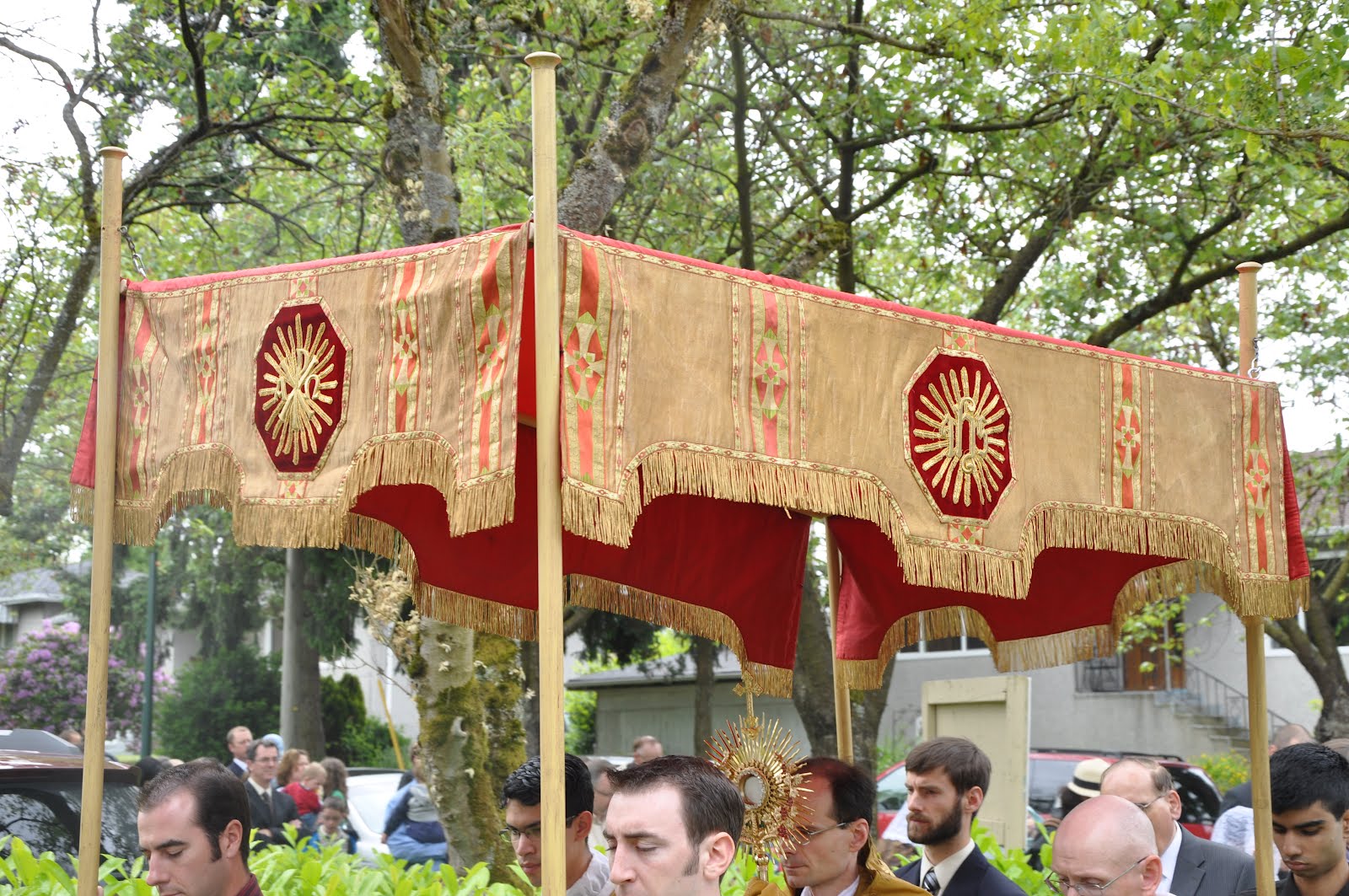 Eucharistic procession in the Vatican Gardens with the Swiss Guard ...