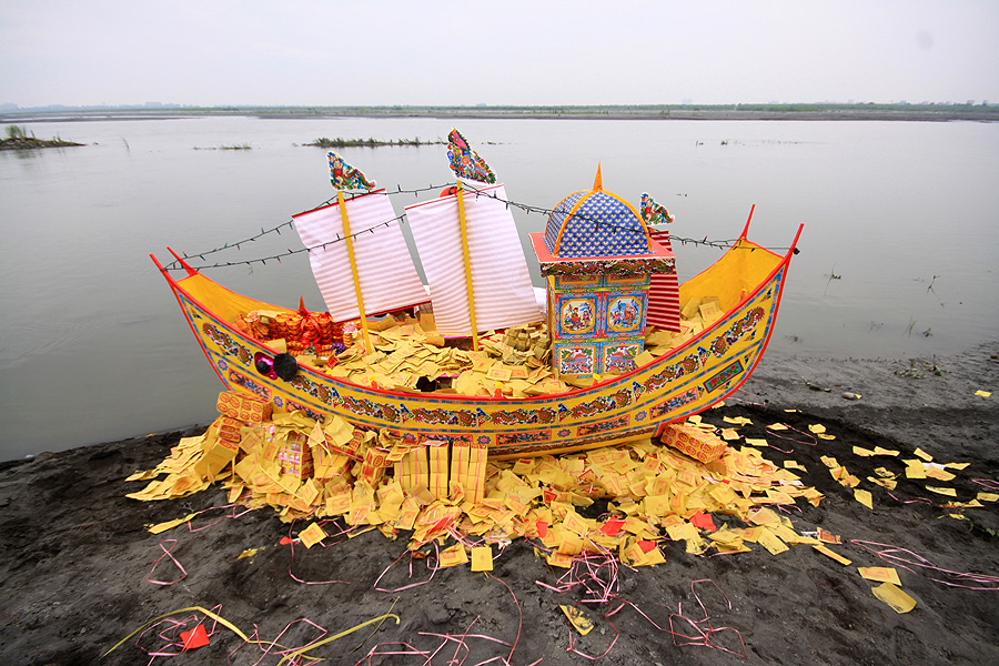 Between Science And Religion: Paper Boat Ritual