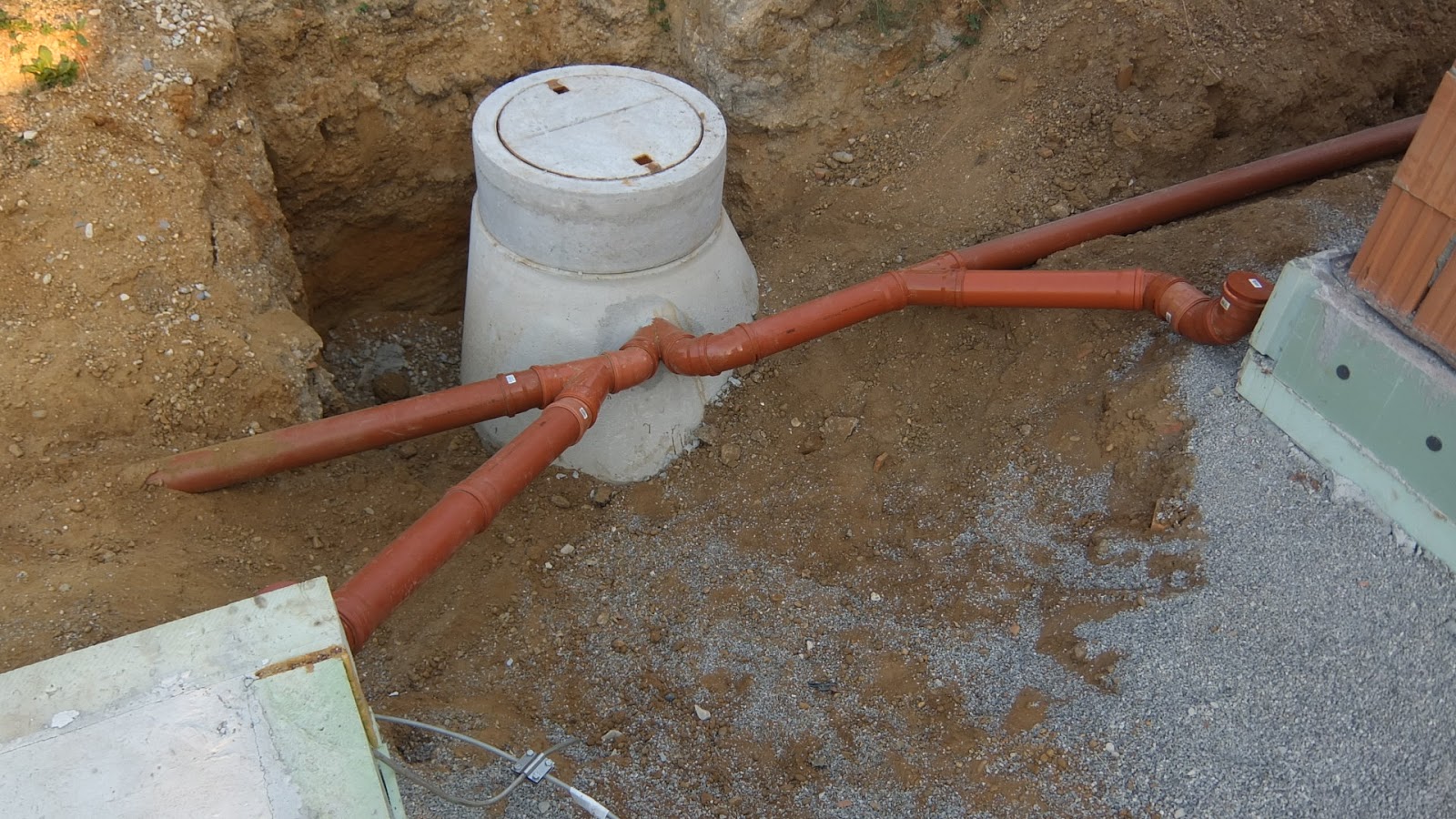 AuA's Baublog: Regenwasserrohre verlegt