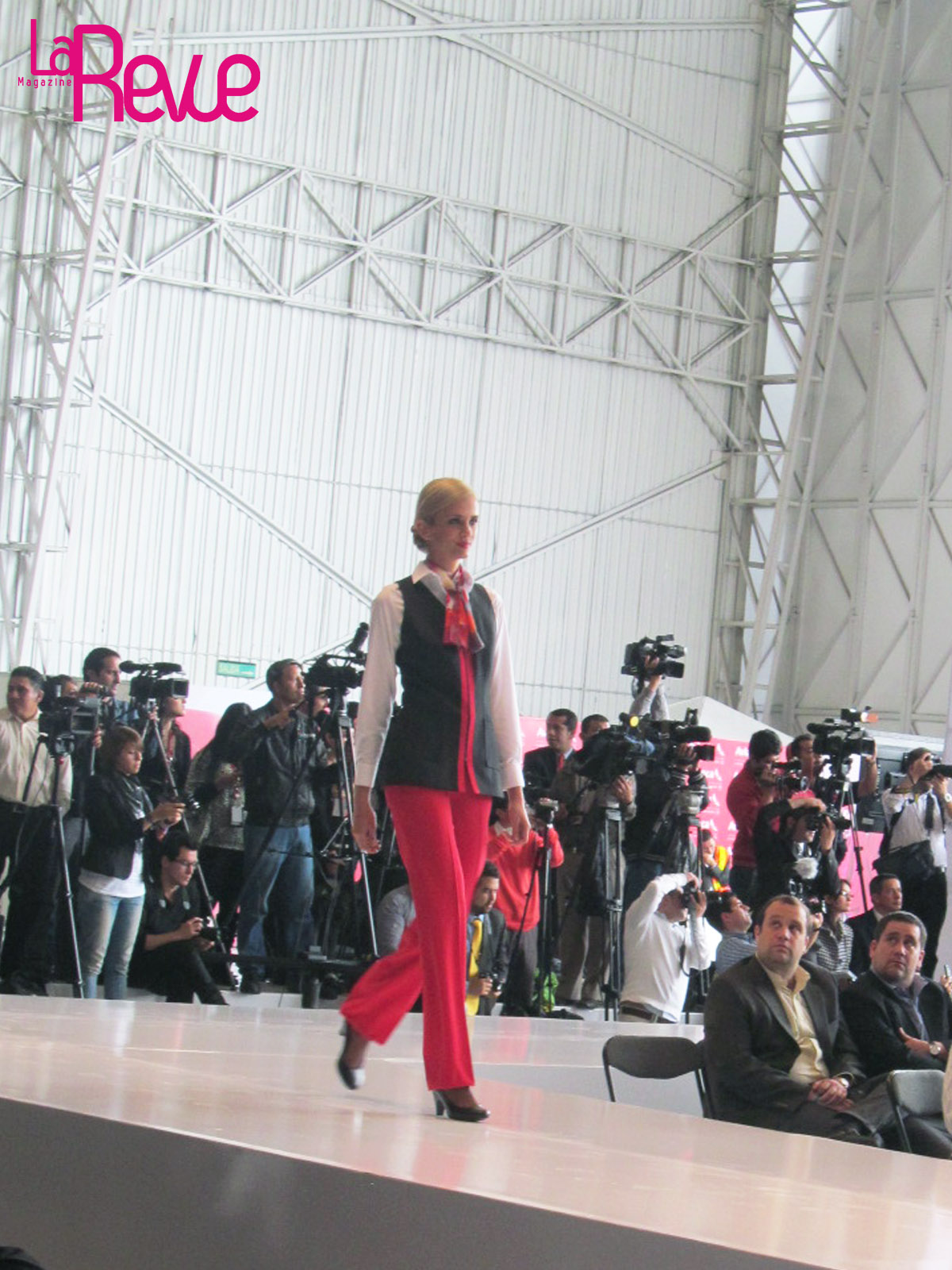 HISTORIA Y EVOLUCION DE AVIANCA: UNIFORMES DE AVIANCA