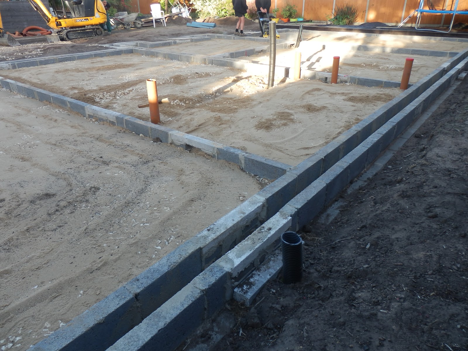 The Eco-Home My Dad Built: Stone hardcore compaction and another delivery