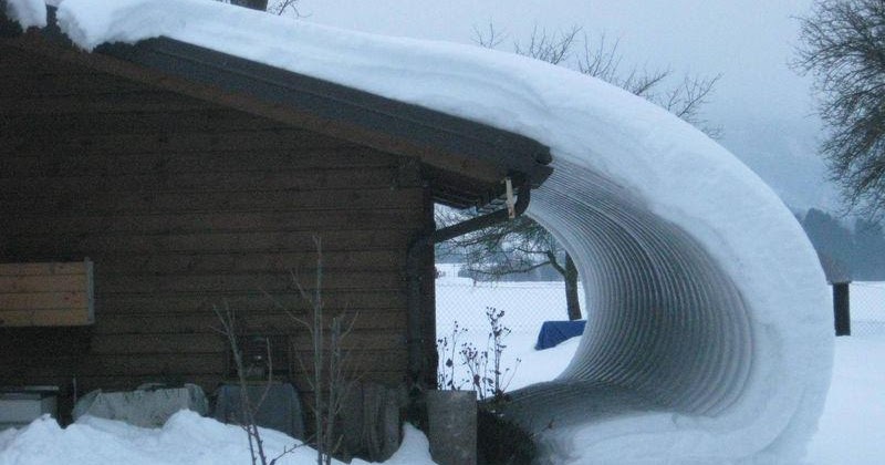 daily timewaster: Snow sliding smoothly off a roof