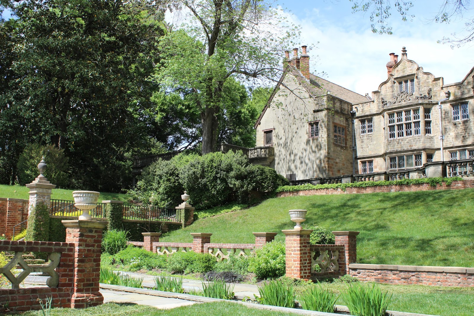 Royal Musings: And right next door to Agecroft Hall is Virginia House ...