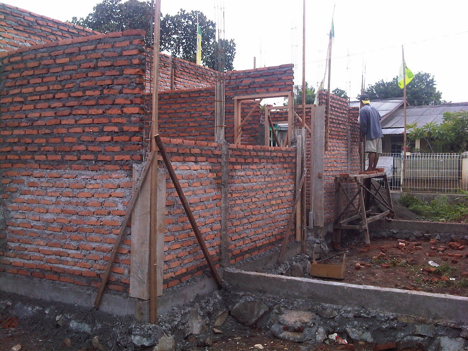 Kusen terpasang, tembok bata makin tinggi ~ Rumah Cantik Sederhana