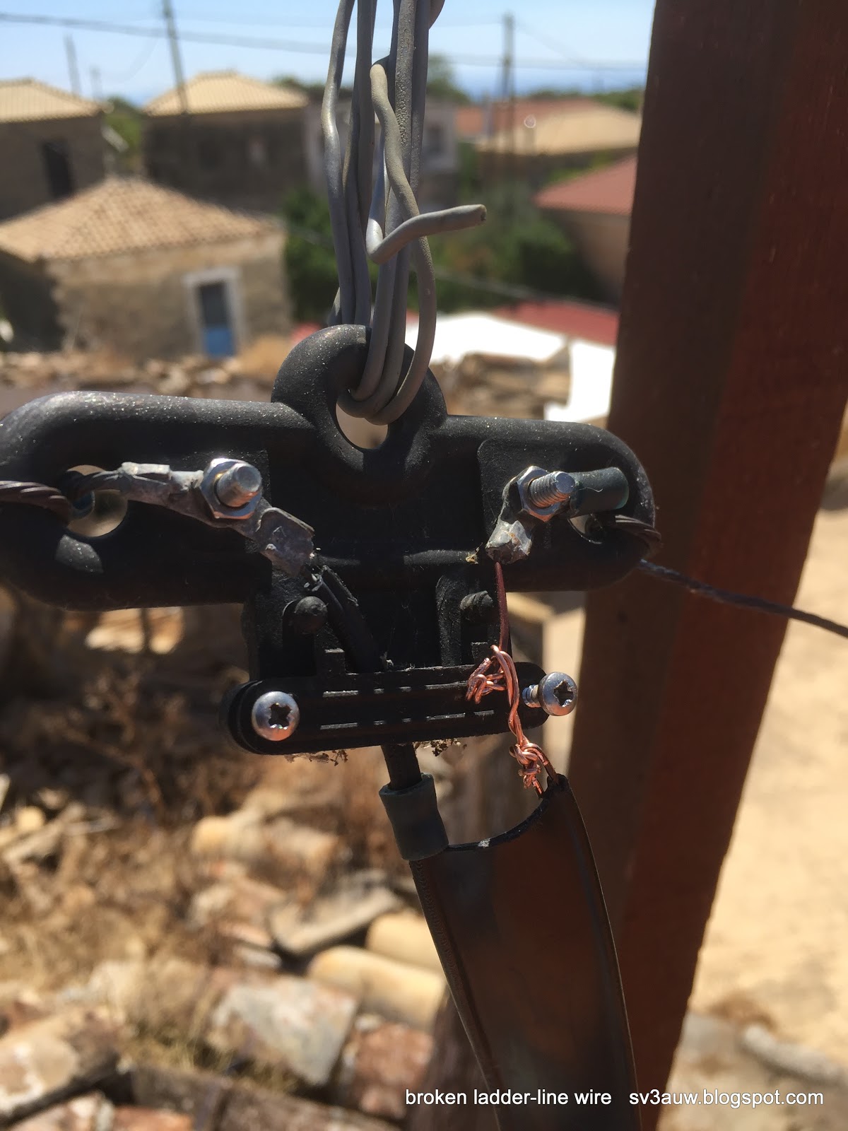 sv3auw: Faulty ladder-line to dipole connection.