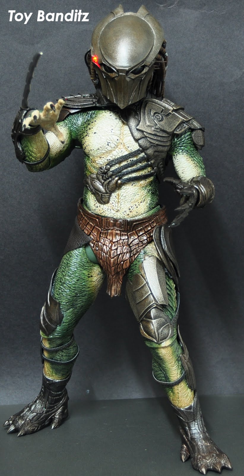 toy banditz: FALCONER PREDATOR BY HOT TOYS
