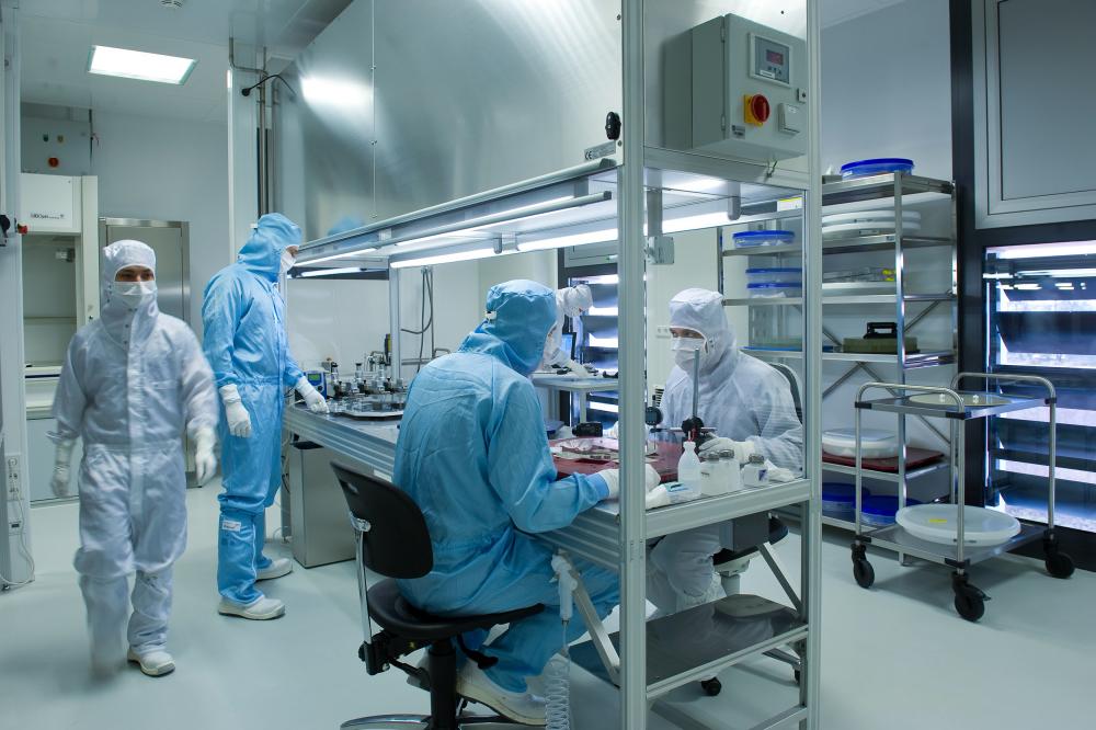 German optical company helps refugees succeed at work