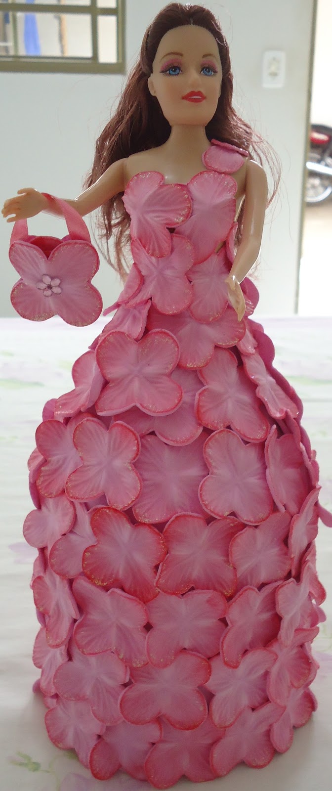 Ateliê da Marcilene: Boneca Barbie com vestido de flores de eva