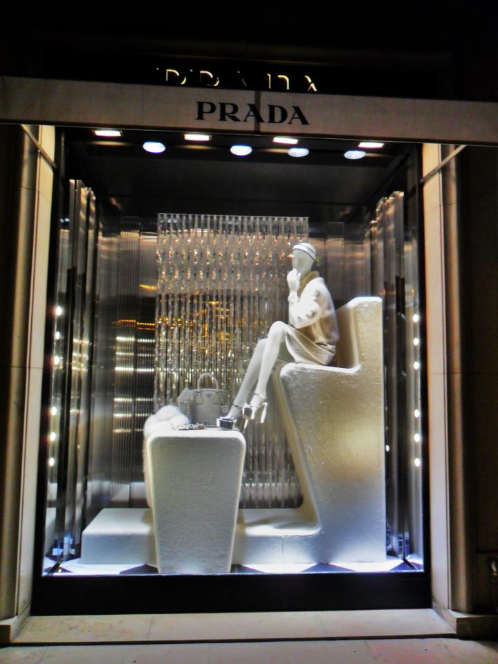 escaparates famosos: Prada fotos de escaparates de navidad en Paris