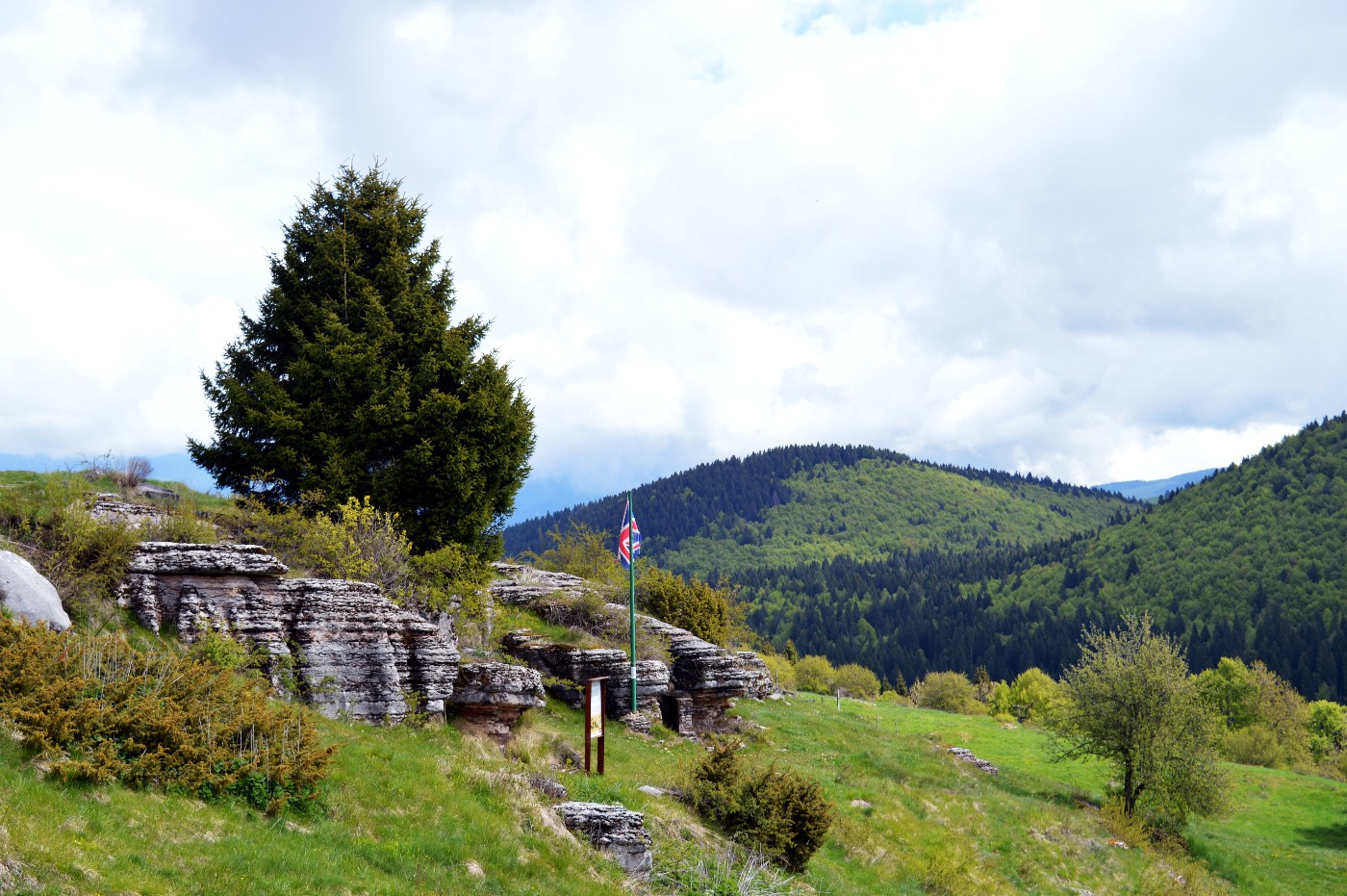Escursione ad anello Monte Zebio, mina Scalambron e cimitero brigata ...