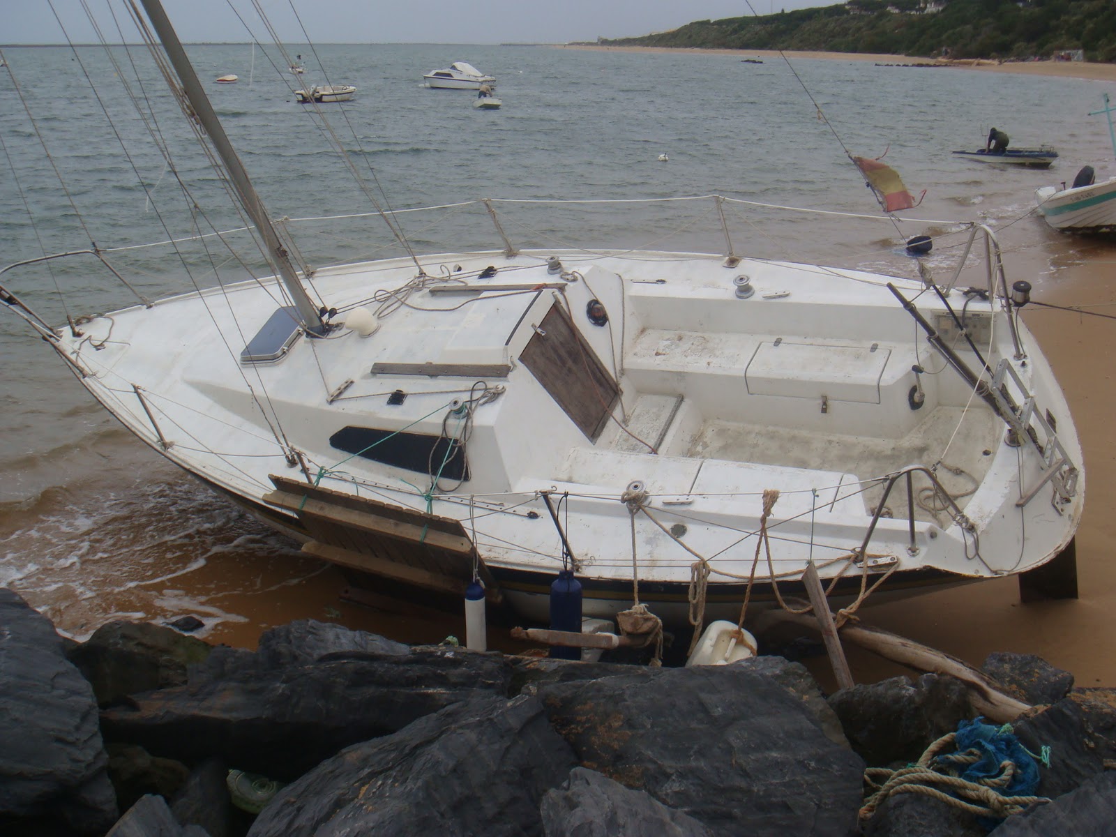 MAZAGÓN BEACH: Los barcos que se soltaron de “Puertobarato”, siguen ...