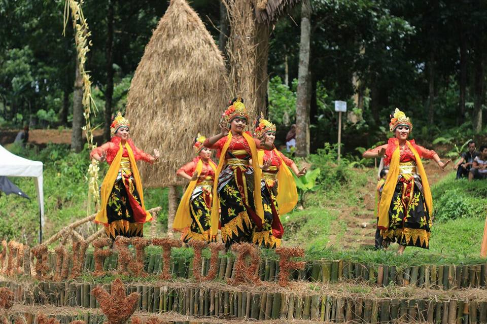 MAKARYA, PERSEMBAHAN KOLABORASI MASYARAKAT 9 DESA DI KAKI GUNUNG RAUNG