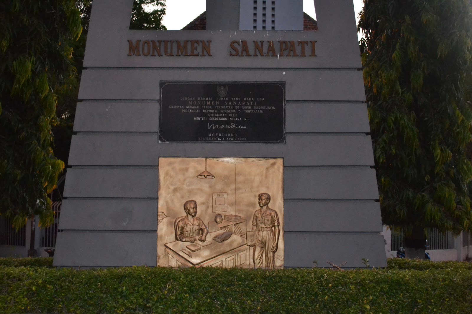 ~ d ` M o o n L i g h t ~: Monumen Sanapati