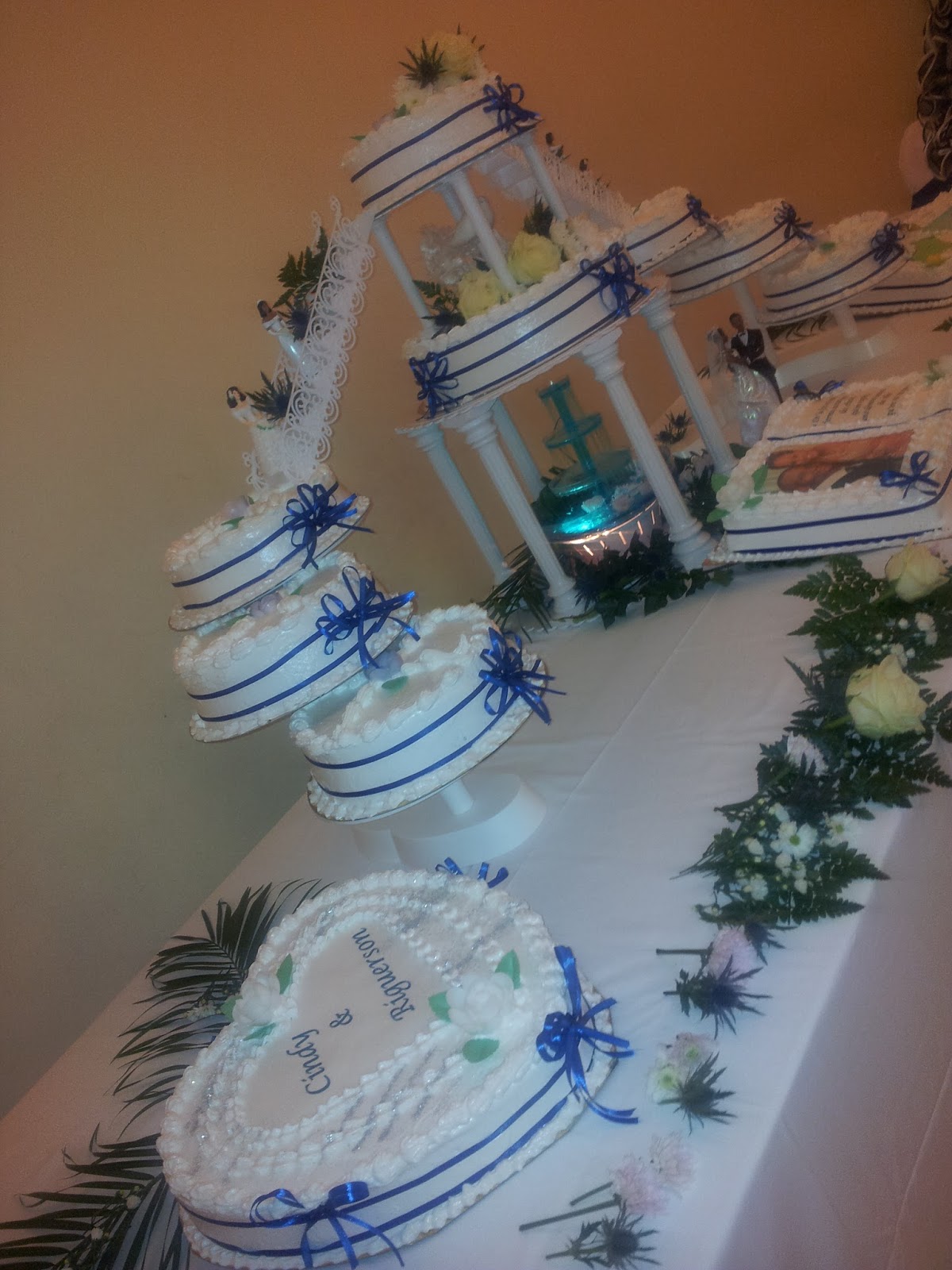 La Pâtisserie de Brunette: Gâteau de mariage couleur bleu nuit