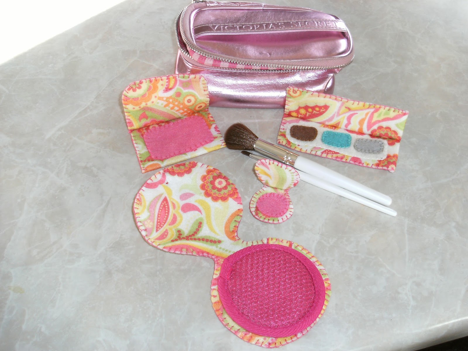 maklings-play-felt-makeup