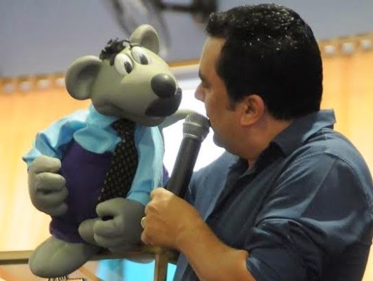 Xaropinho, boneco do Ratinho, é pastor há quatro meses - Rádio Brasil Fiel