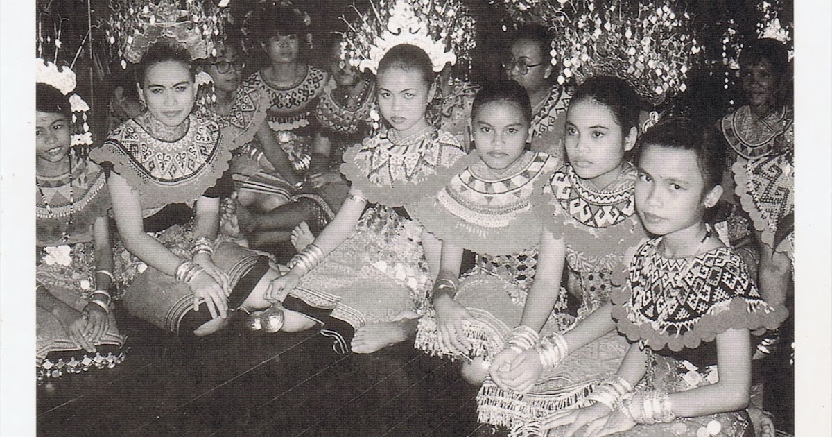 Postcard footprints from around the world: Iban girls