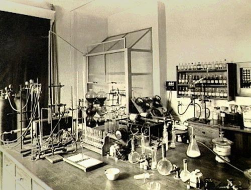 1920s-research-lab.jpg 500×380 pixels | Science lab, Lab week ...