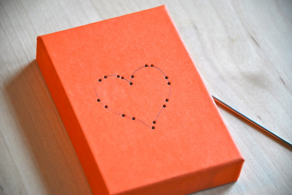 Diy San Valentín: Coser un corazón en una caja de cartón : x4duros.com