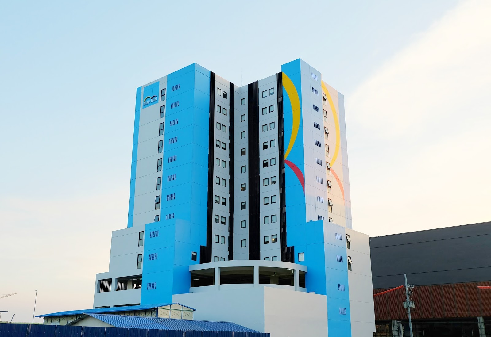 Hop Inn opens third hotel in Aseana City - The Pinoy Traveler