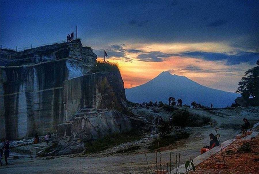 Tebing Breksi dan Gunung Merapi