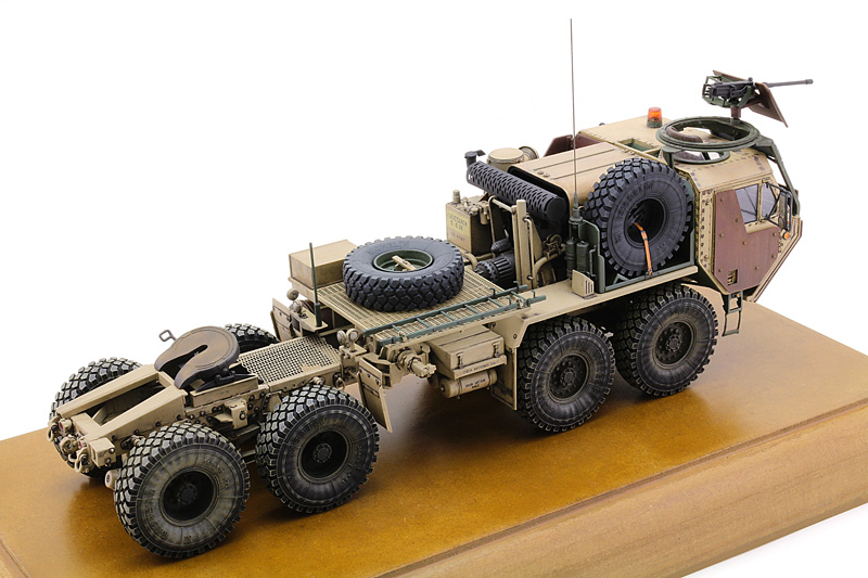 ARMOURED FIGHTING VEHICLE: ....... HEMTT M983 TRACTOR .......