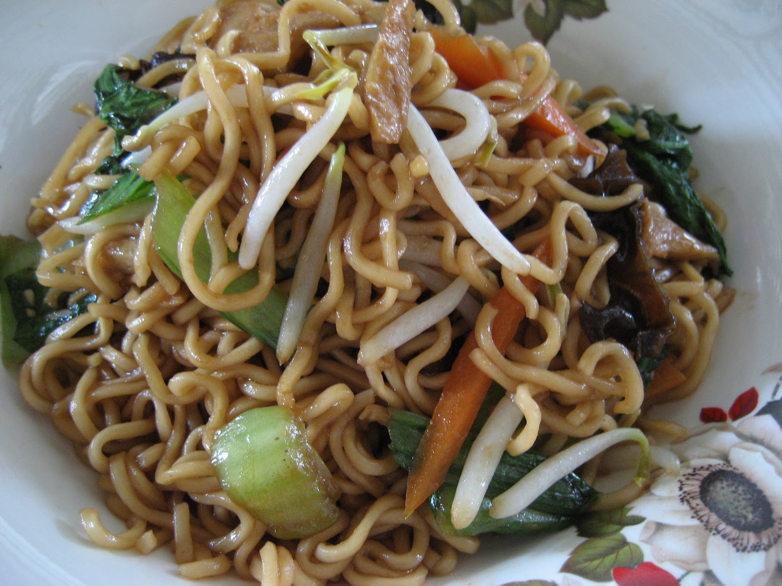 Cooking Pleasure: Stir Fried Instant Noodles with Assorted Ingredients