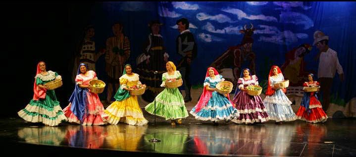 Gastronomia, Vestimentas y Danzas Tipicas De El Salvador