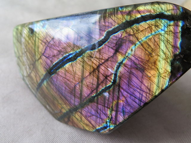 mochsardi: Labradorit, Keindahan si Permata Aurora