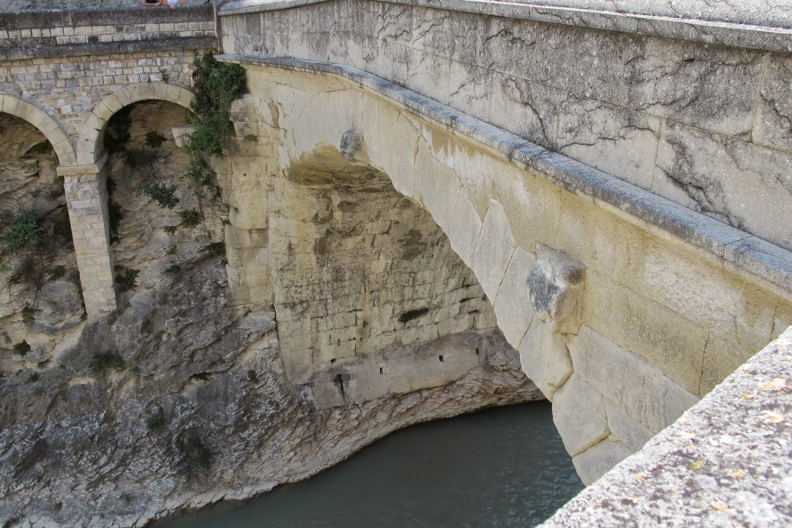 Pont Romain de Vaison-la-Romaine - Provence, France - Travel is my ...