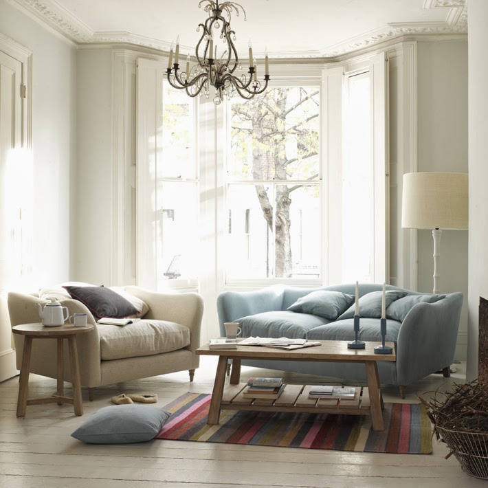 Keltainen talo rannalla: Valkoista, vanhaa ja värikästä