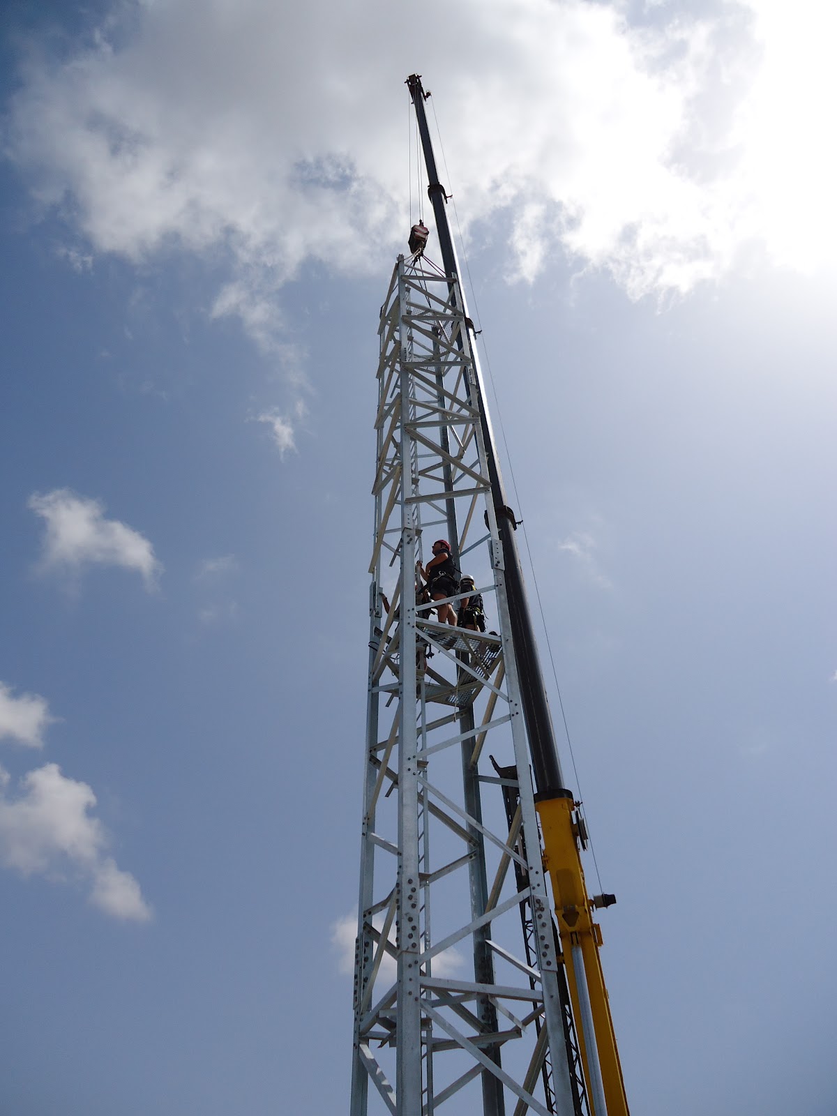 Blog Bee: ¿Cómo construir una torre de comunicación?