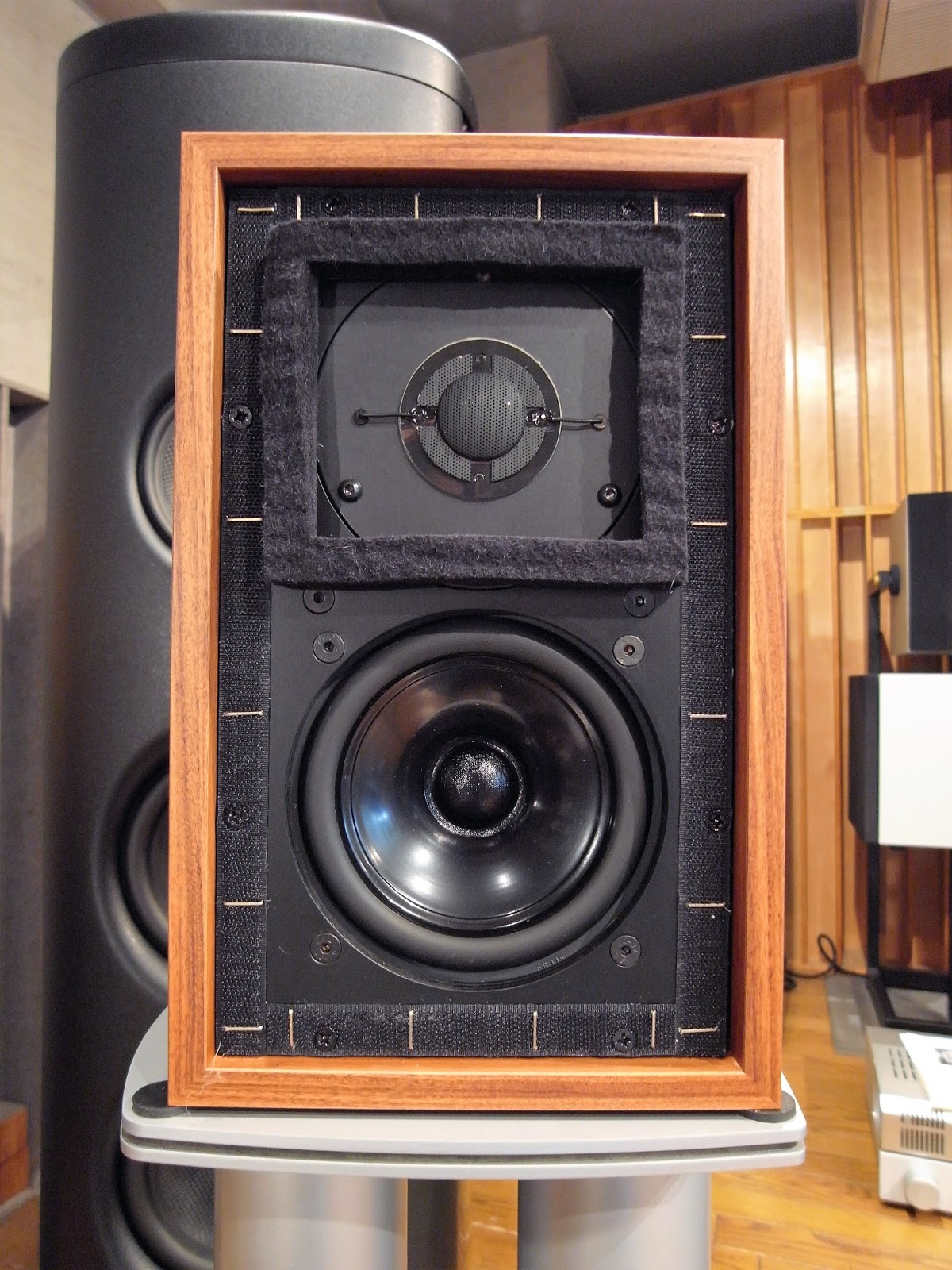 SIS AUDIO BLOG: 展示情報 Falcon Acoustics LS3/5a(Rosewood）を常設展示致します！！