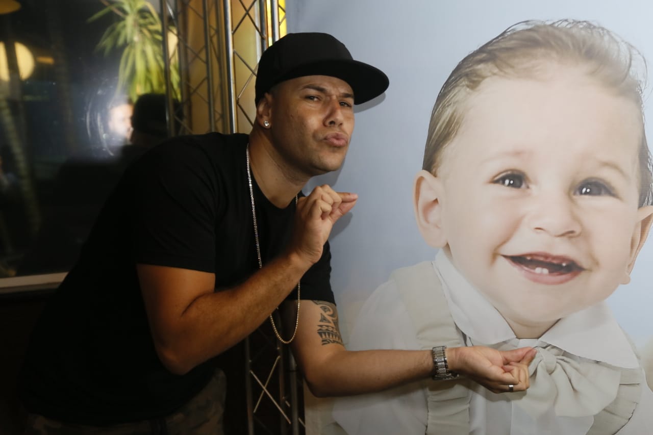 Com vários famosos, Tiago Barnabe celebra 1º aniversário de herdeiro