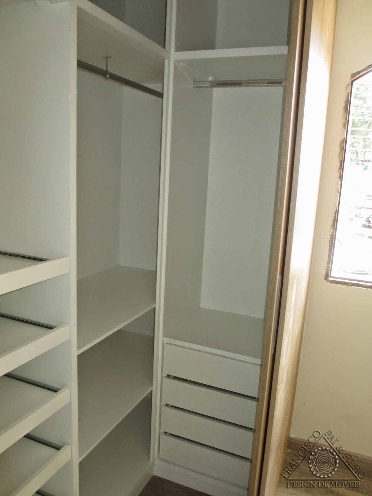Francisco Pai & Filho: Closet Suíte em MDF Branco e Elmo Suiço.