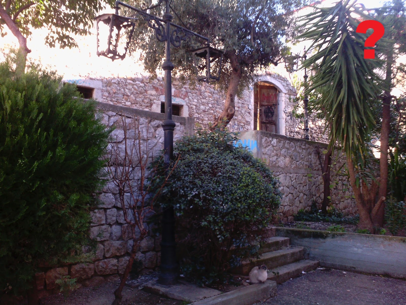 ΚΑΤΕΣΤΡΑΜΕΝΟΙ ΟΙ ΦΑΝΟΣΤΑΤΕΣ ΣΤΟ ΔΗΜΟΤΙΚΟ ΠΑΡΚΑΚΙ ΠΙΣΩ ΑΠΟ ΤΗΝ ΠΛΑΤΕΙΑ ...