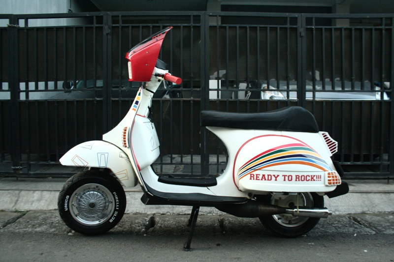 Modern and Antique Car: PIAGGIO VESPA EXCEL 1995