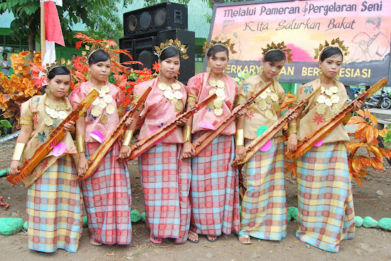 Foto Tarian Khas Suku Bugis Makassar Tari Bosara