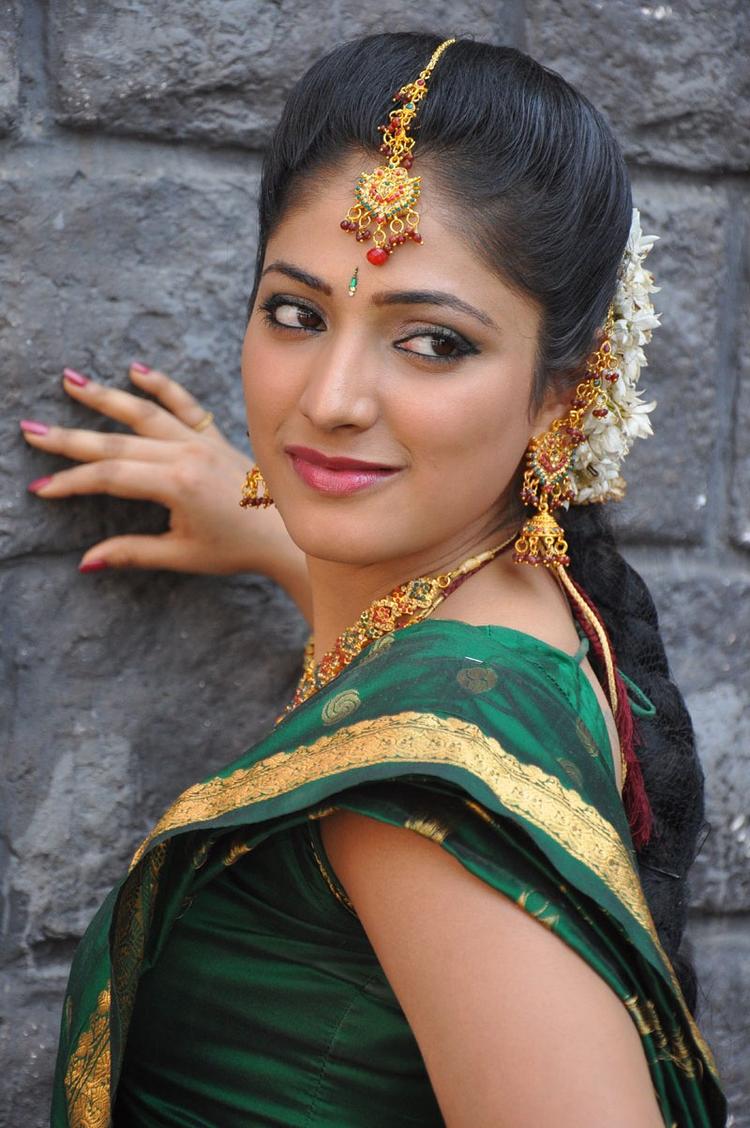 Haripriya Traditional Saree Photo Gallery | Latest Photo Gallery ...