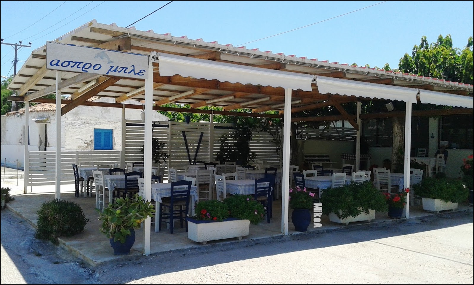 ΠΑΡΑΛΙΑ ΒΑΡΝΑΒΑ: Ασπρο Μπλέ - Ψάχνοντας για καβουράκια...