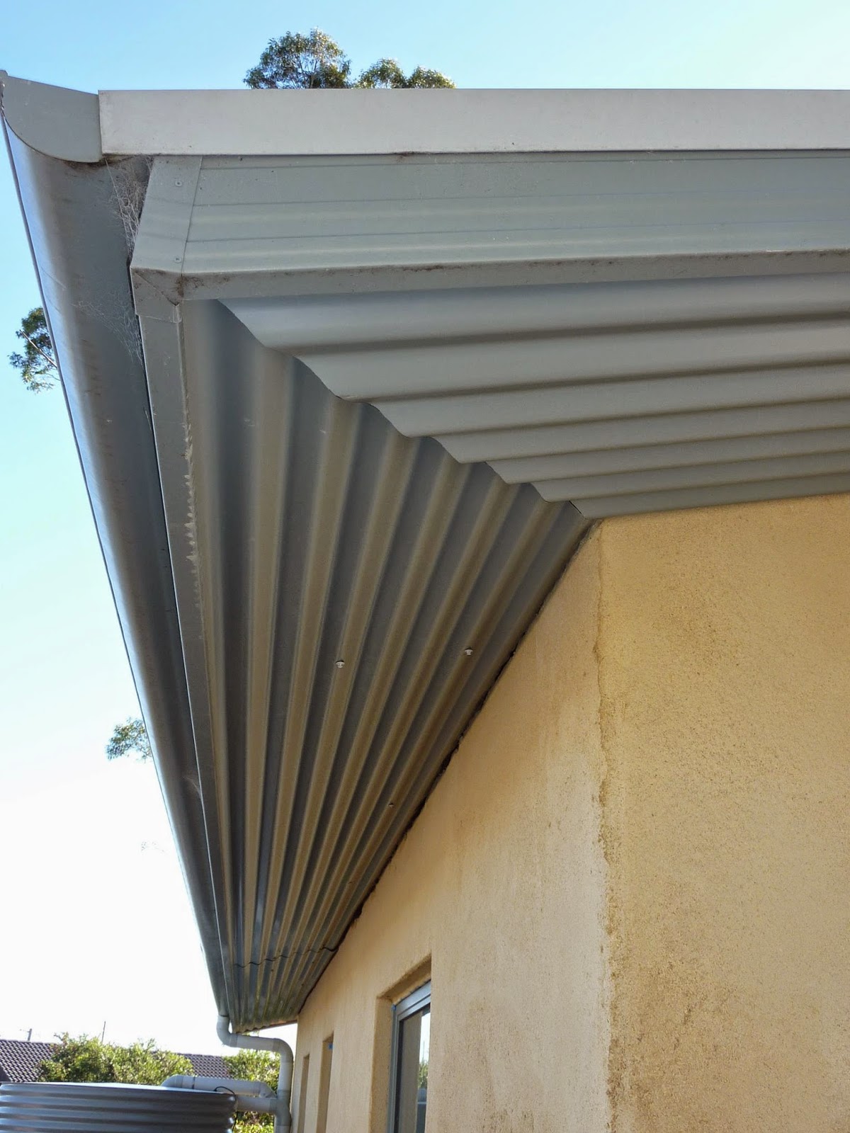 Culburra Hemp House: Corrugated Eaves Lining and Light Earth Building